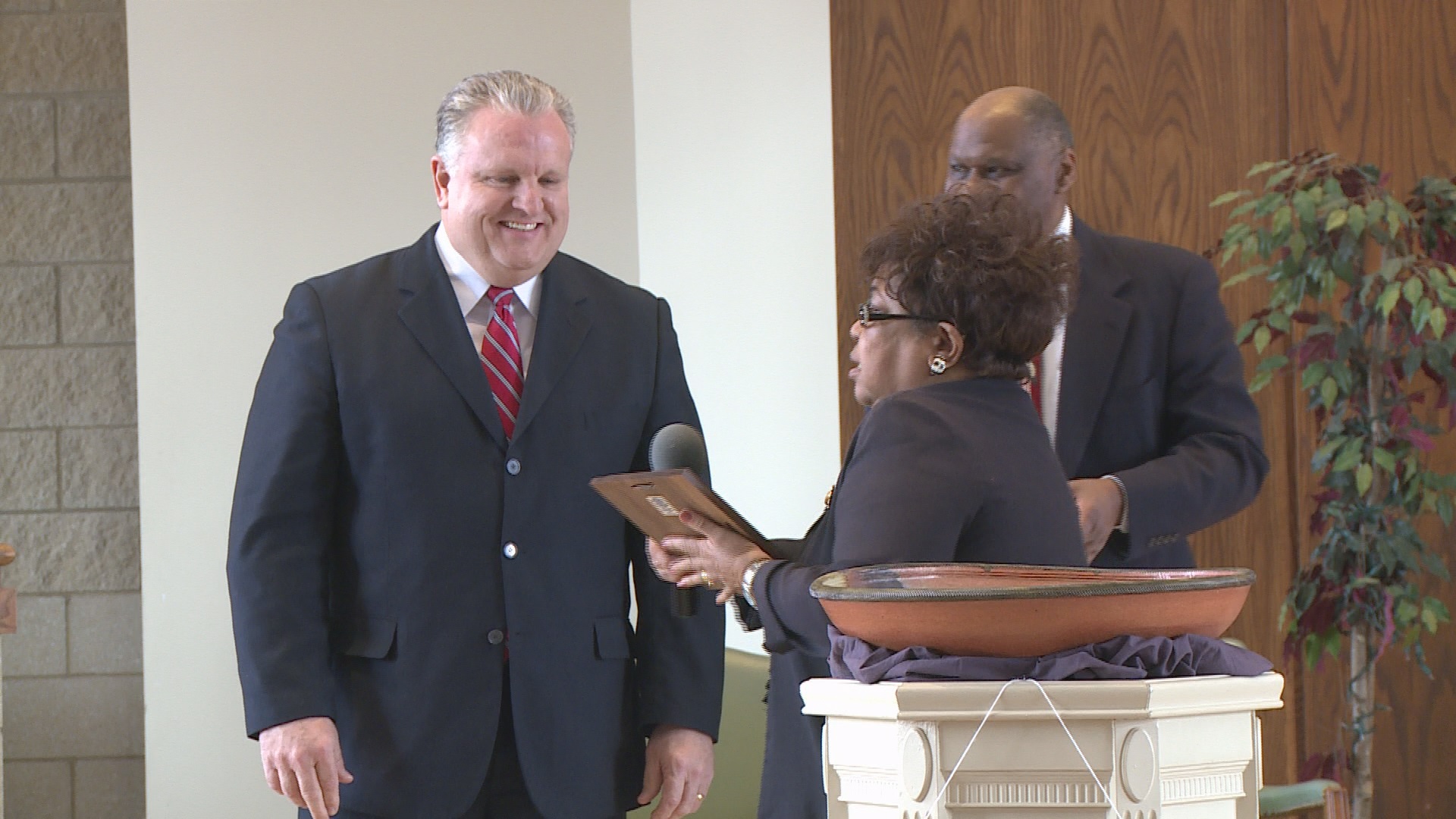 Community thanks Grand Rapids Police Chief for service | wzzm13.com