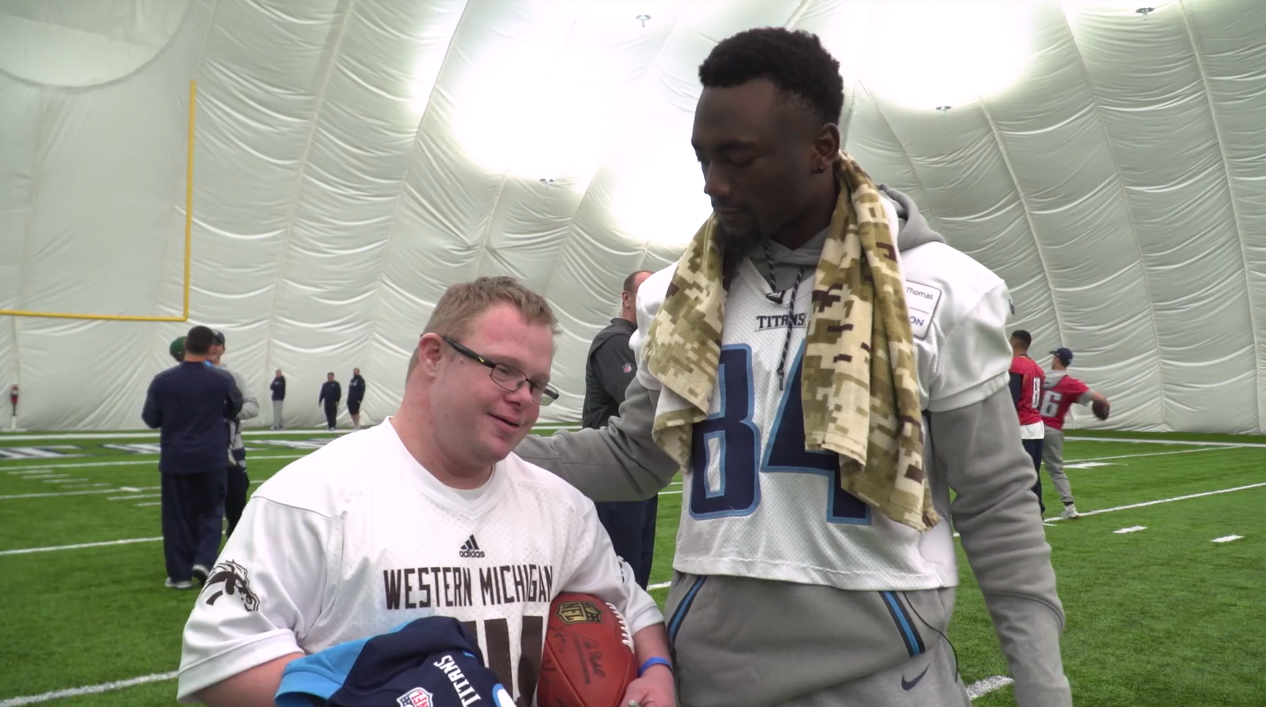 NFL's Corey Davis flies Michigan family out for unforgettable trip ...