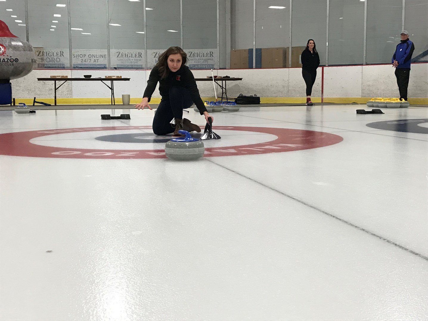Learning to curl with the Kalamazoo Curling Club | wzzm13.com